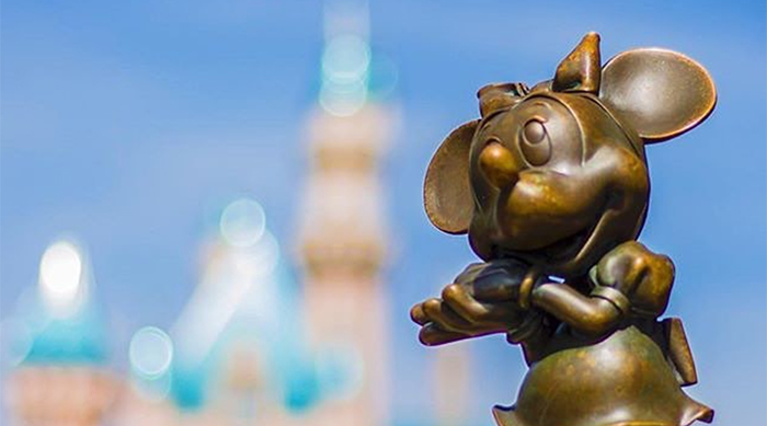 Minnie Mouse Signs 'I Love You' To Deaf Disneyland Guest