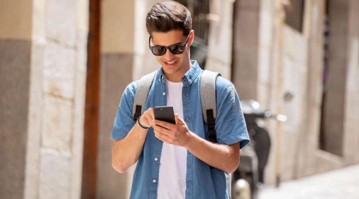 10 Texts to Send Your Friends When You Miss Them