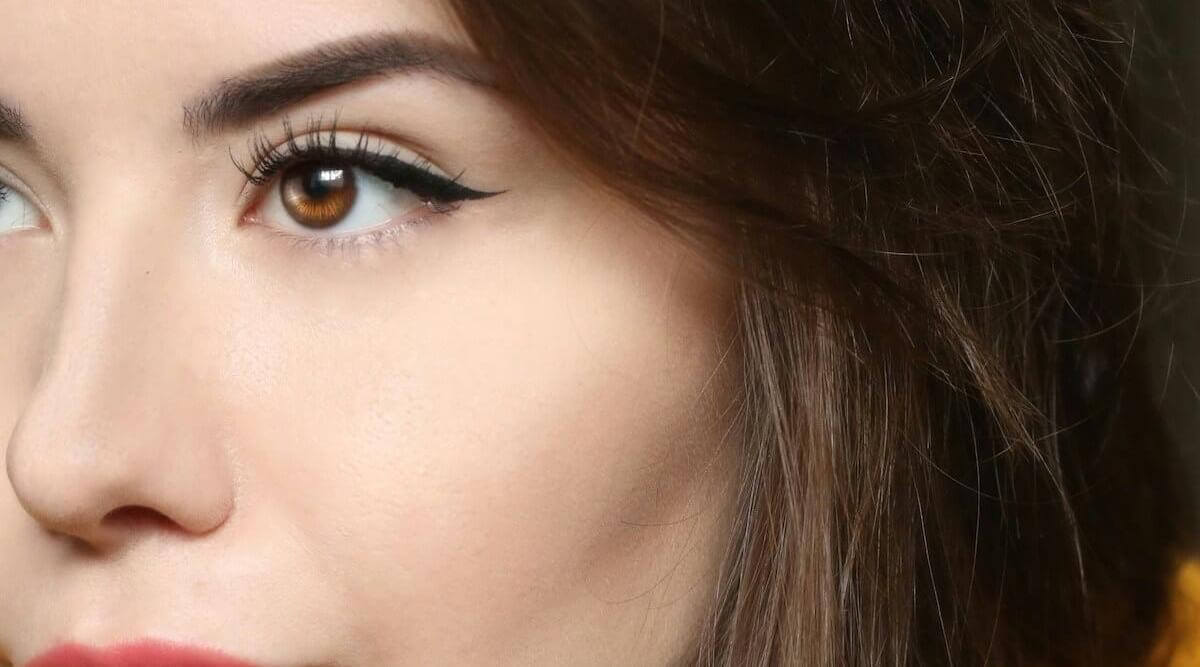 4 Hacks That Make Applying Eyeliner Easy