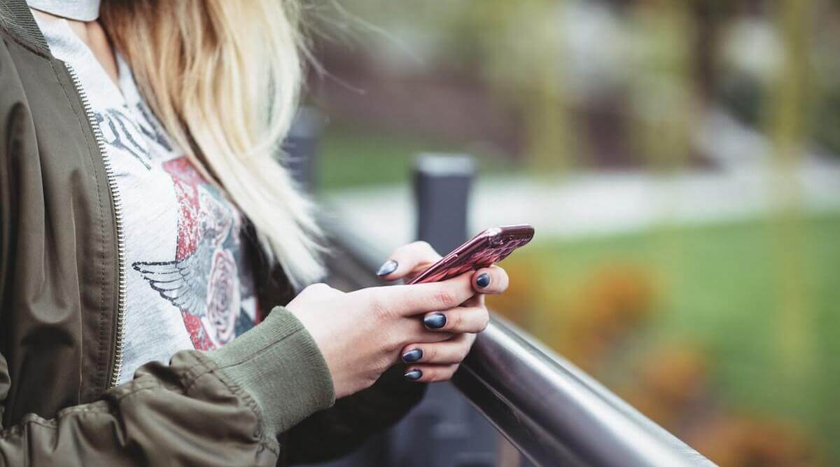 Red Flags and Signs You're Texting Someone Way Too Much